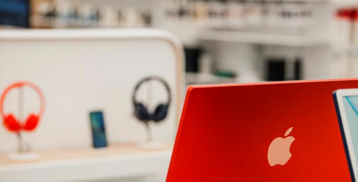 GALLERY: Czechia's First Apple Premium Partner Store Opens in Prague