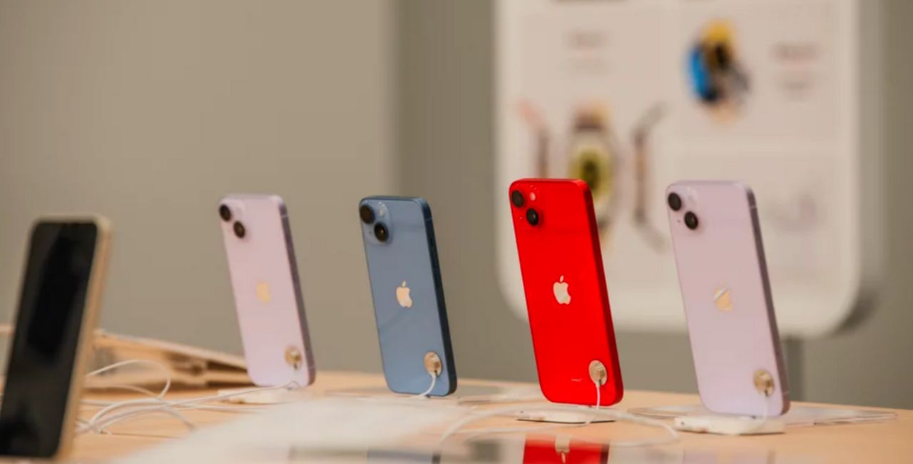 GALLERY: Czechia's First Apple Premium Partner Store Opens in Prague