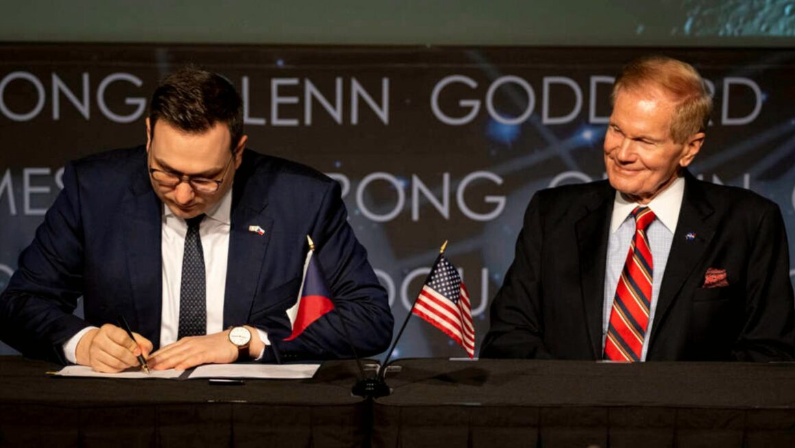 NASA Welcomes Czech Foreign Minister for Artemis Accords Signing